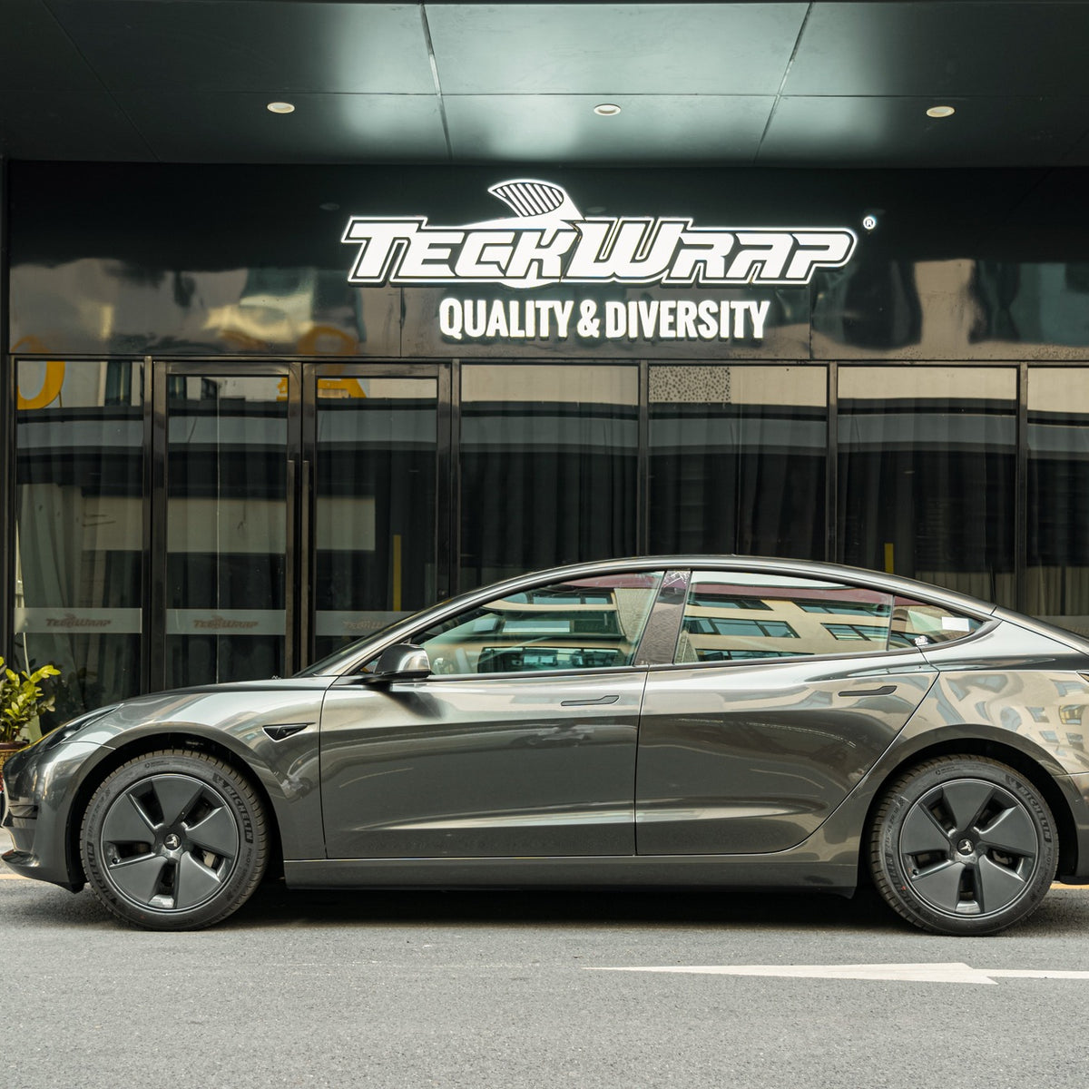 Vinyl wrapping Tesla door handle | TeckWrap – Teckwrap International